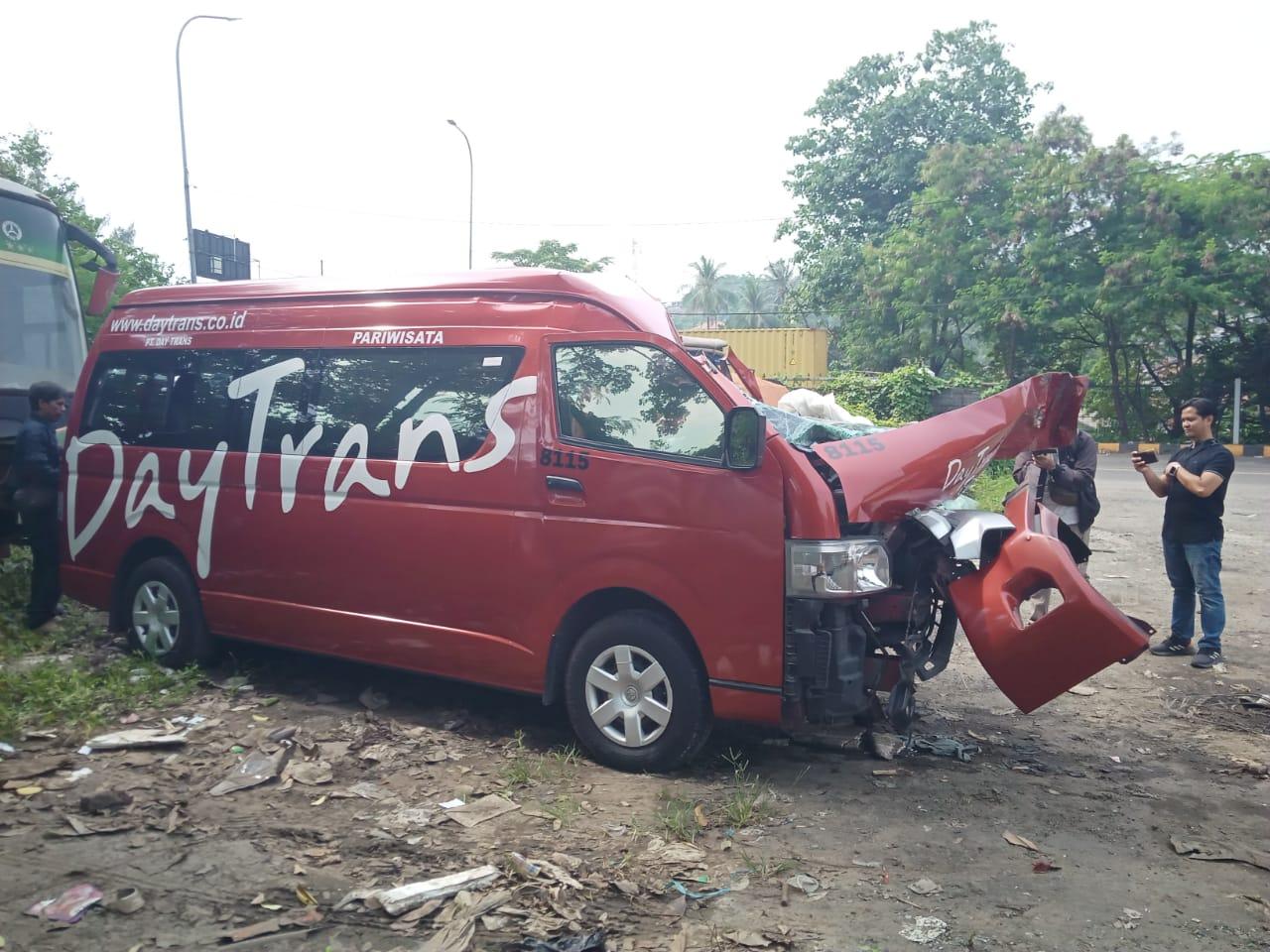 BREAKING NEWS: Travel Day Trans Tabrak Truk di Tol Cipularang, 1 ...