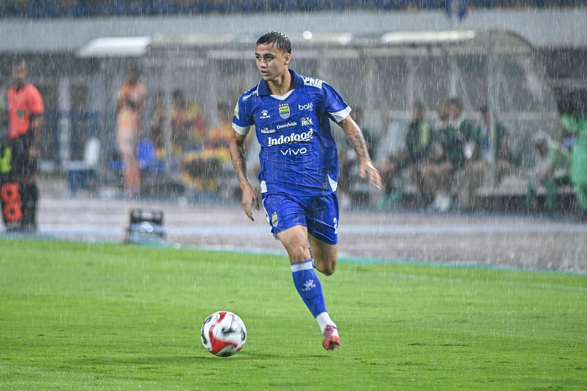 Persib Vs Persebaya: Hujan Deras Sambut Debut Thom Haye, Eliano Reijnders, dan Andrew Patrick ...