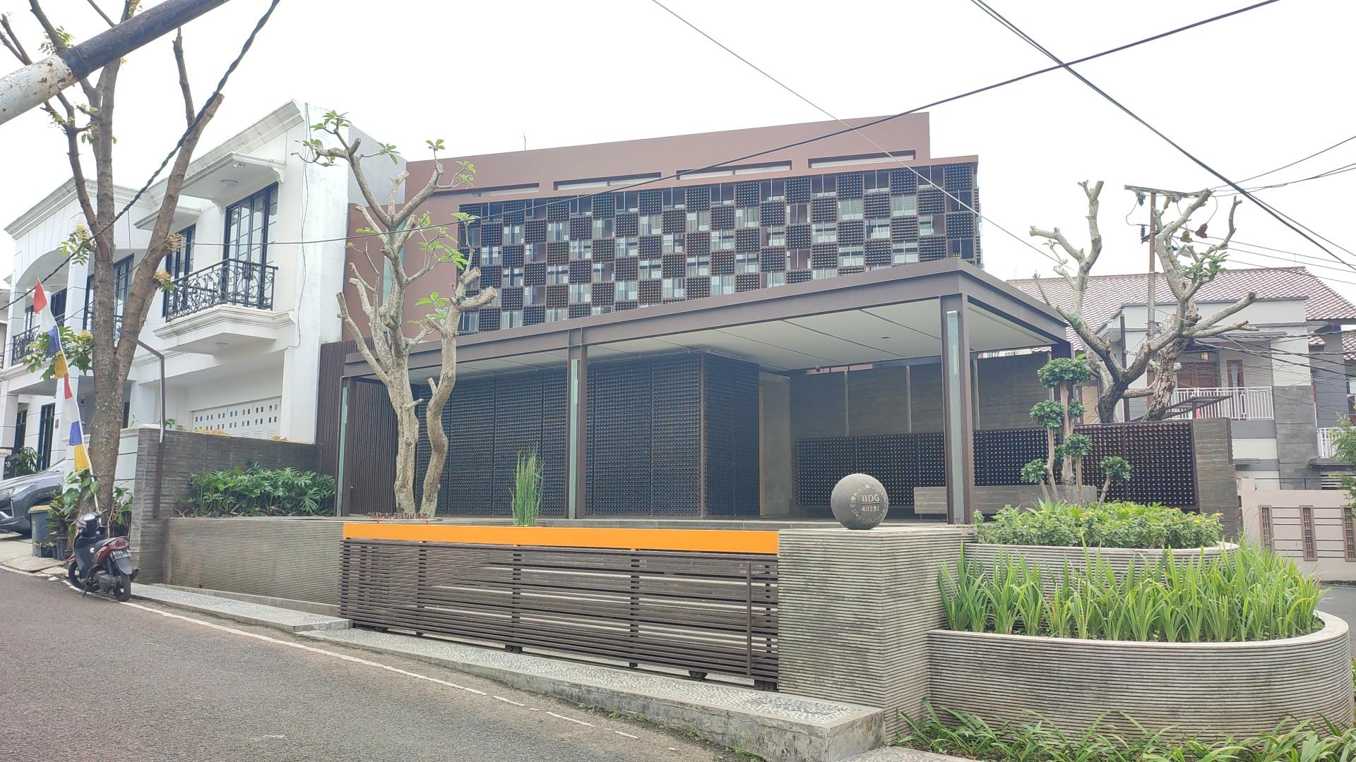 Kondisi Rumah Botol Ridwan Kamil di Cigadung Jelang Pengumuman Hasil ...