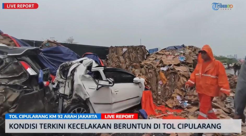 Ambulan Berseliweran, Korban Tewas Kecelakaan Beruntun KM 92 Tol Purbaleunyi Purwakarta Masih ...