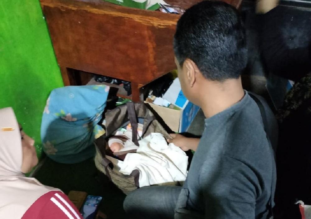 Bayi Masih Merah Ditemukan dalam Tas Coklat, Ditaruh di Teras Warga ...