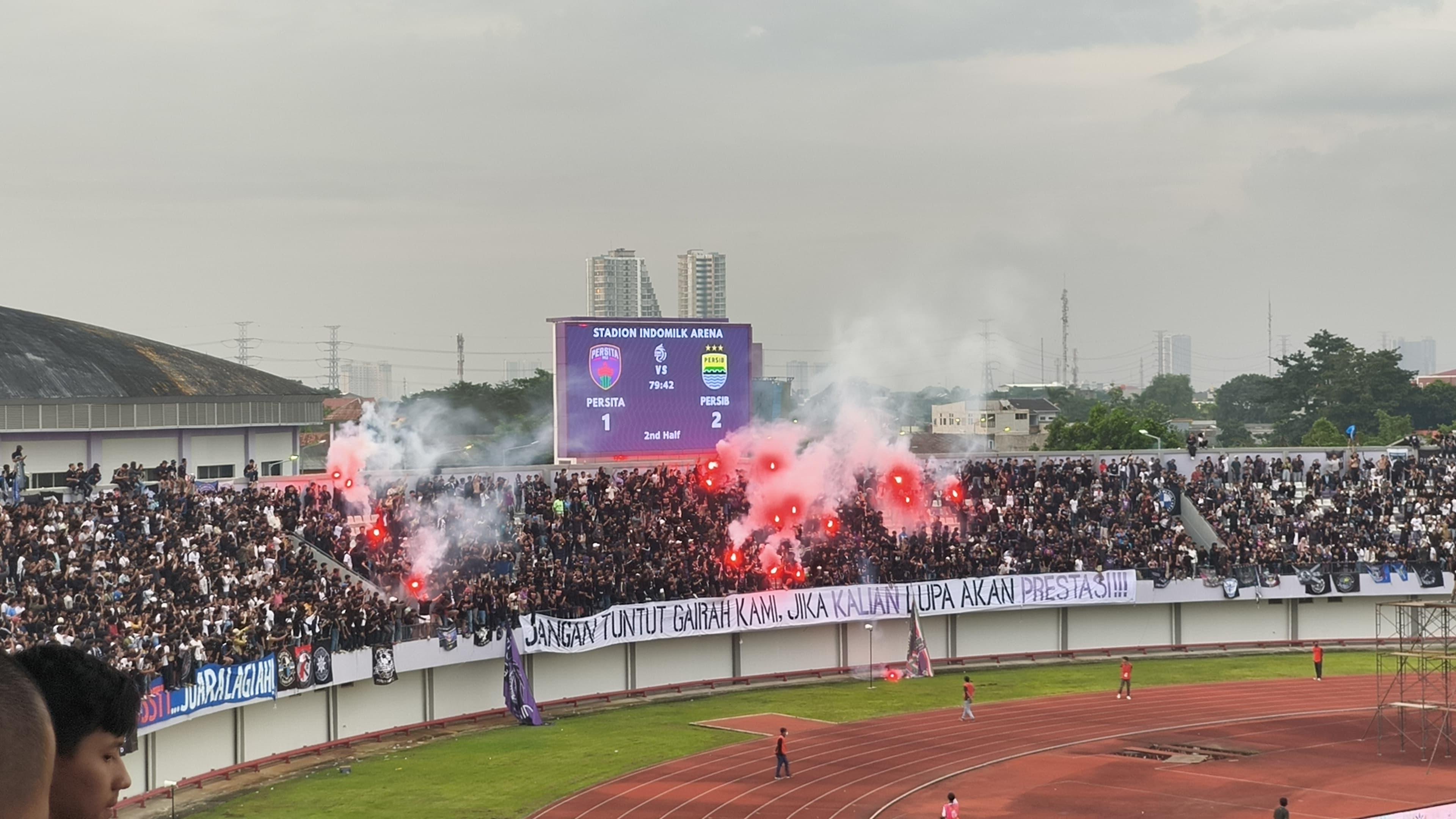 Drama Flare dan Kabut Tebal Warnai Laga Panas Persita Vs Persib, Pertandingan Dihentikan ...