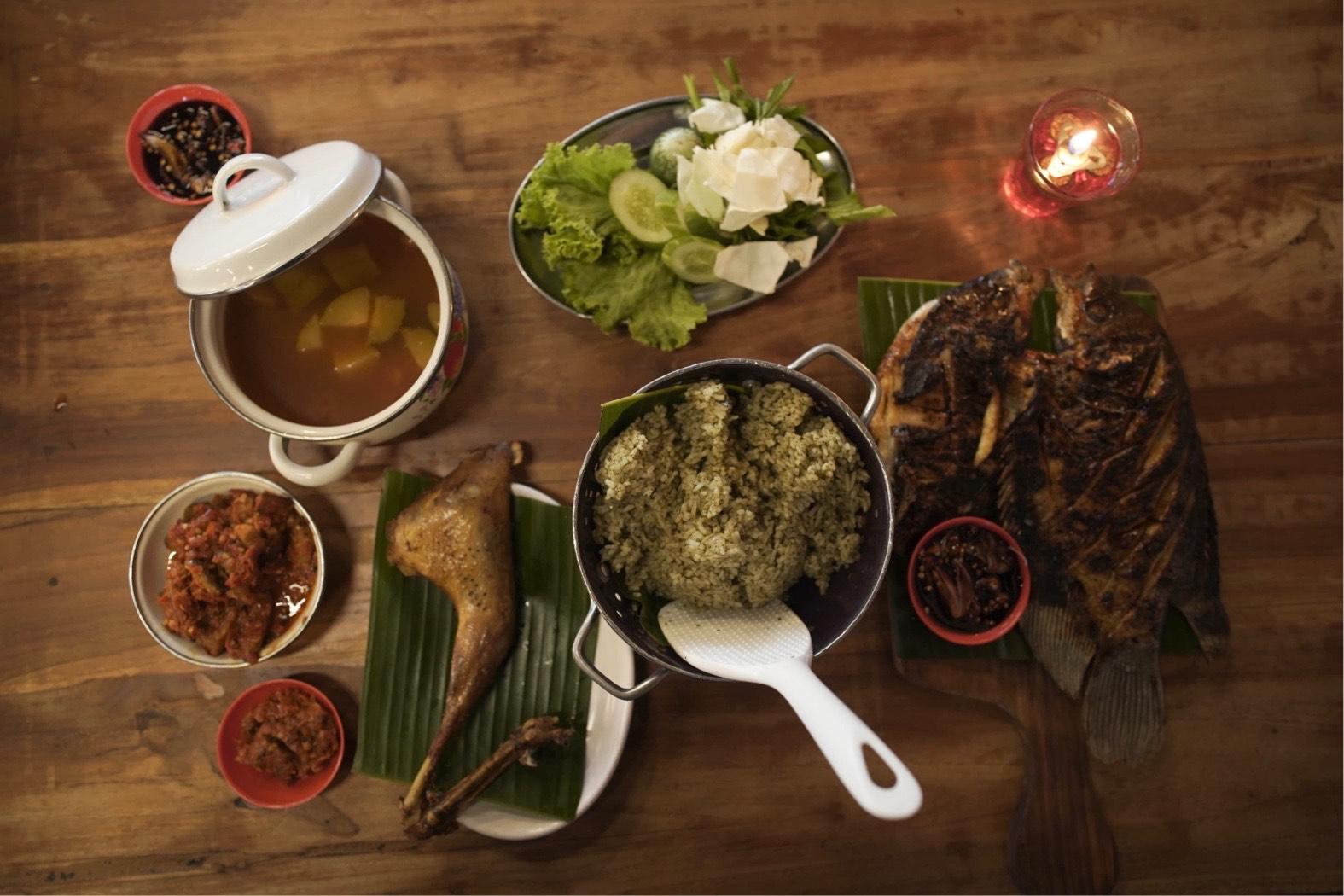 Menjajal Kuliner Nusantara di Boemi Mitoha, Menu Andalannya Ayam ...