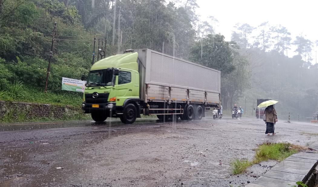 Waspada Lur! Jalan Arteri Sumedang Licin dan Berkabut, Saat Ini Hujan Deras - Tribunjabar.id
