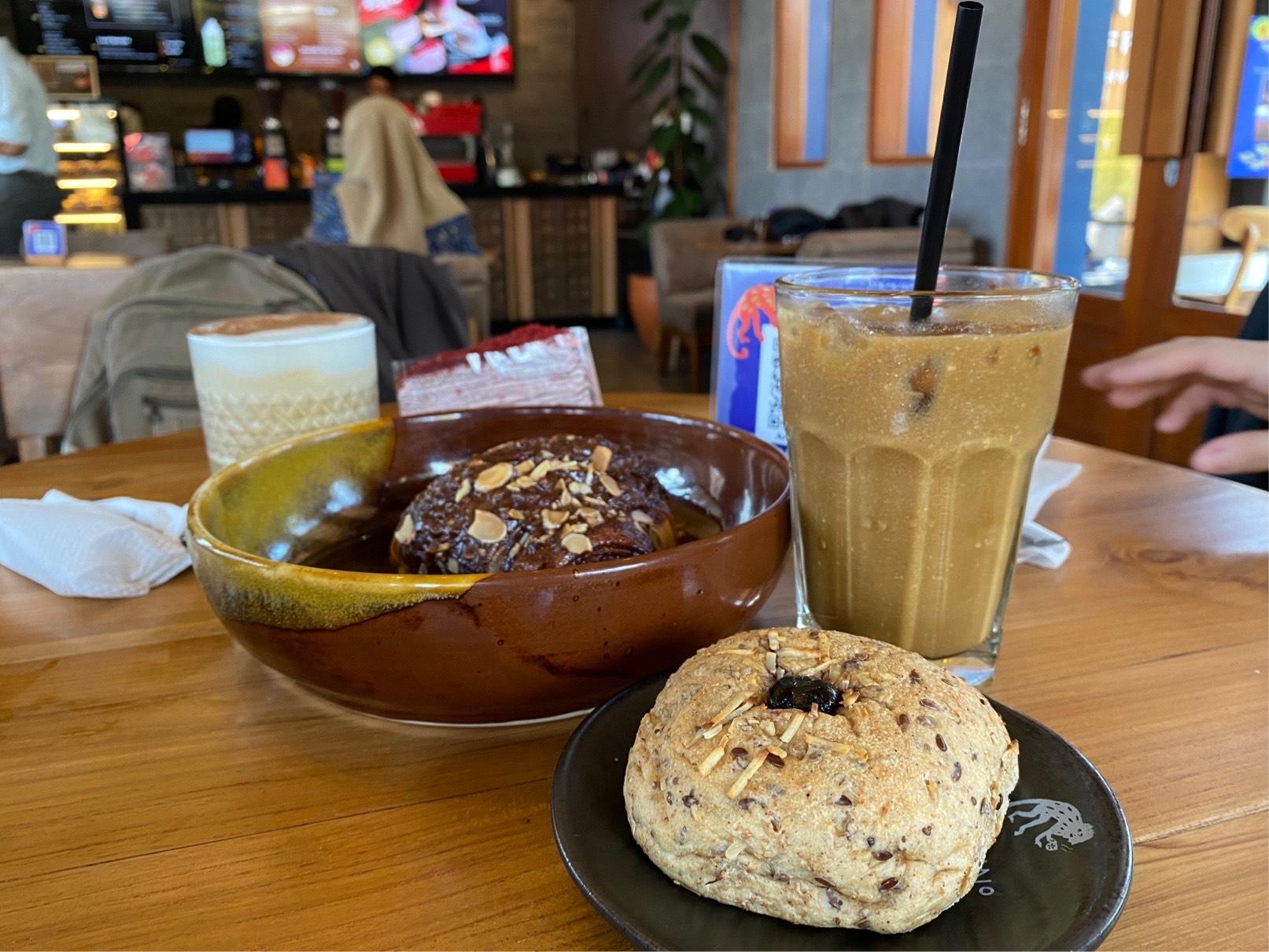 Nikmati Roti Gandum Isi Keju dan Berry ditemani Es Kopi Susu Merak di ...