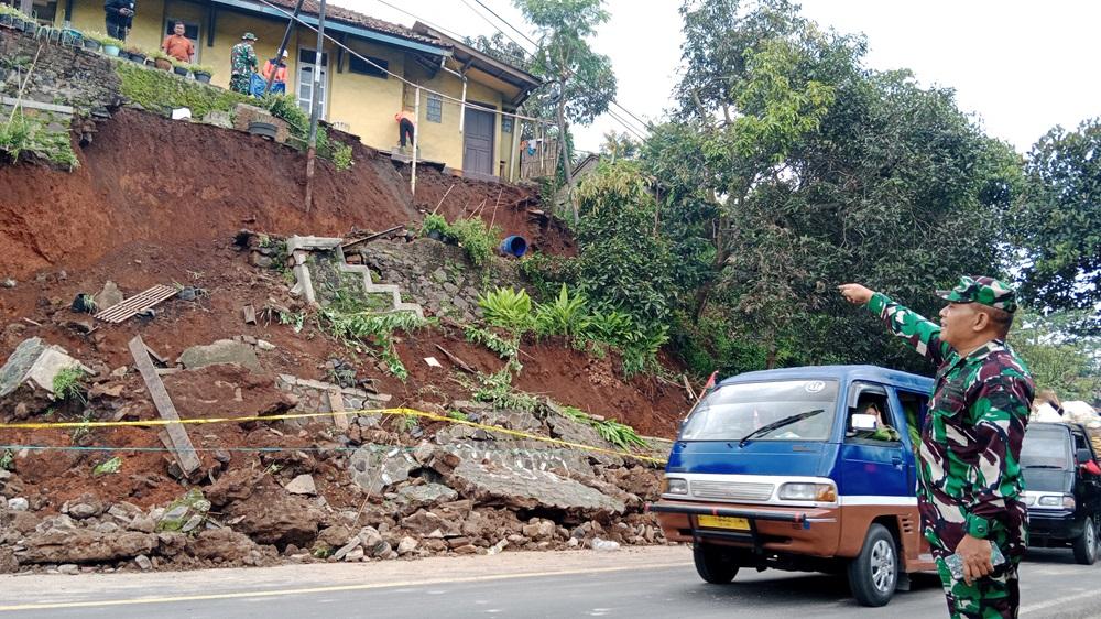 Siang Ini arus Lalu Lintas Jalan Raya Bandung-Sumedang Tersendat, Ada ...
