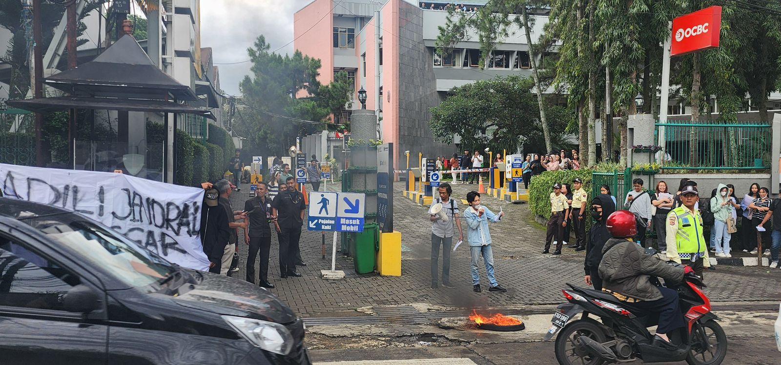 Sekelompok Mahasiswa Unpar Gelar Aksi Tolak Dinasti Jokowi di Depan ...