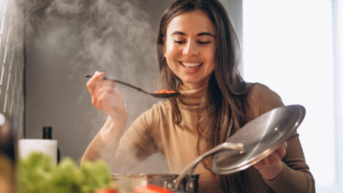 4 Zodiak yang Cocok Jadi Food Vlogger Punya Hobi Review Makanan ...