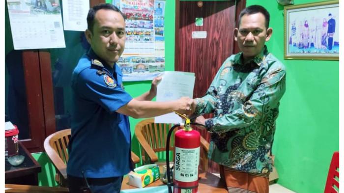 Cegah Kebakaran, Damkar Jakarta Timur Bagikan 264 Apar untuk Warga ...