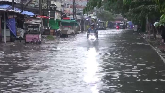 Banjir Rendam Jalan Kramat Jaya di Cilincing Jakarta Utara, Akses Warga ...