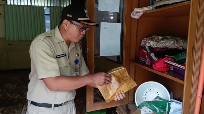 Banjir 1,5 Meter, 40 Komputer Hingga Buku-buku di SMAN 99 Jakarta Rusak ...