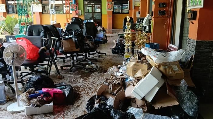 Banjir 1,5 Meter, 40 Komputer Hingga Buku-buku di SMAN 99 Jakarta Rusak ...