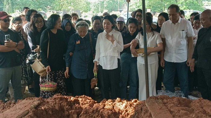 Tangis Pecah di Makam Baskoro Korban KKB, Adik Tak Kuasa Ucap Salam ...