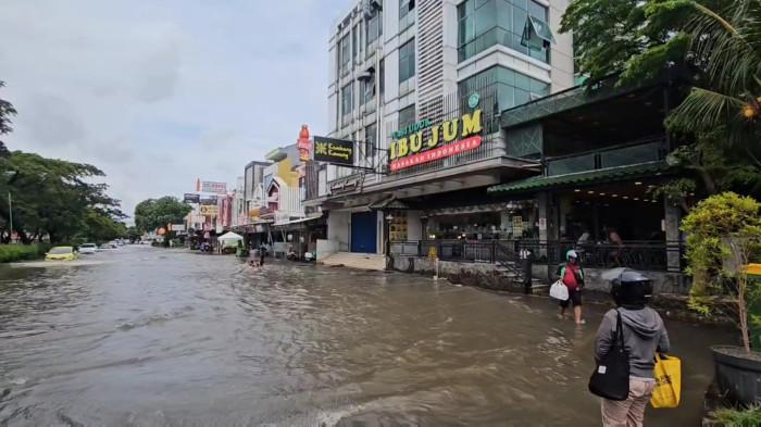 UPDATE Banjir Jakarta:Jalan Cakung–Cilincing Terendam 50 Cm, Motor ...