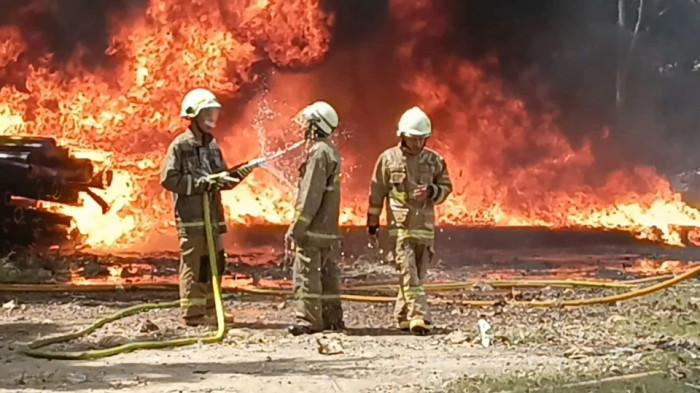 Tumpukan Pipa dan Kabel Terbakar di Jalan Raya Bogor, Damkar Terkendala ...