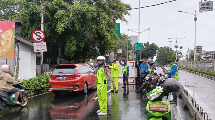 Kecelakaan Hari Ini di Kebon Jeruk Jakarta Barat, Mobil Tabrak ...