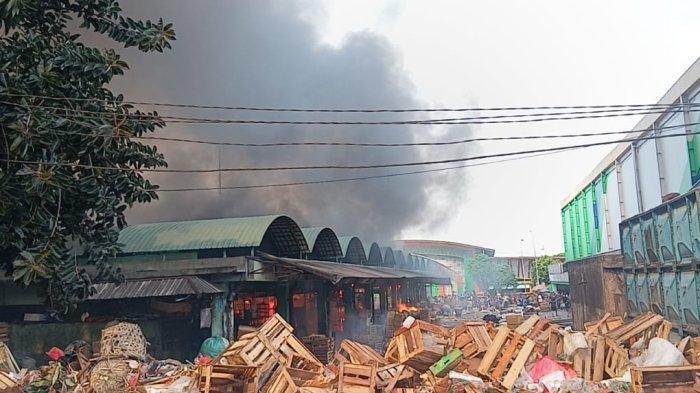BREAKING NEWS Pasar Induk Kramat Jati Terbakar, 16 Mobil Damkar ...
