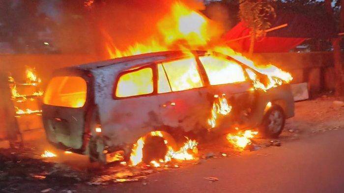 Kijang Innova Terbakar di Kembangan: Sang Kakak Syok Mobil Adiknya ...