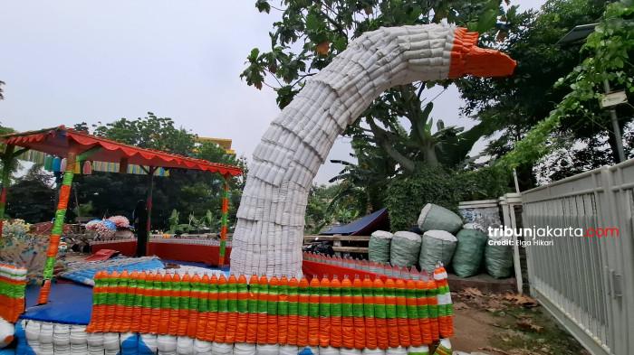 Cerita Kreatif UPS Badan Air Palmerah Sulap Botol Bekas Jadi Perahu ...