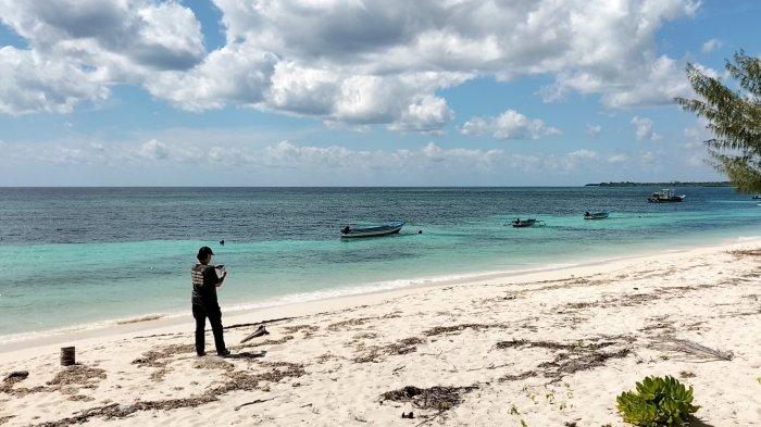 Jalan-jalan ke Pantai Syota, Hidden Gem Pasir Putih-Laut Bening di ...