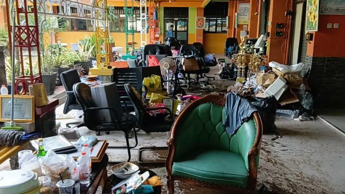 FOTO Kondisi SMAN 99 Jakarta Usai Diterjang Banjir 1,5 Meter, Meja dan ...
