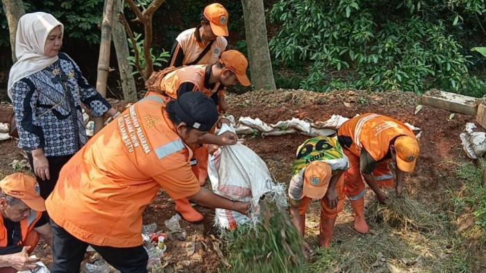 Kelurahan Setu Buat Pengolahan Sampah Terpusat, Daun Kering Diolah jadi ...