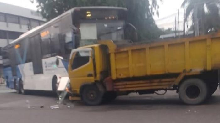 Kecelakaan Hari Ini di Jakarta Pusat, Transjakarta Adu Banteng Lawan Truk, Sopir Bus Diperiksa ...