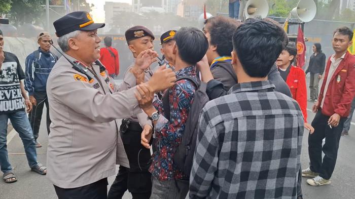 Unjuk Rasa Mahasiswa Diwarnai Aksi Saling Dorong dengan Aparat di ...