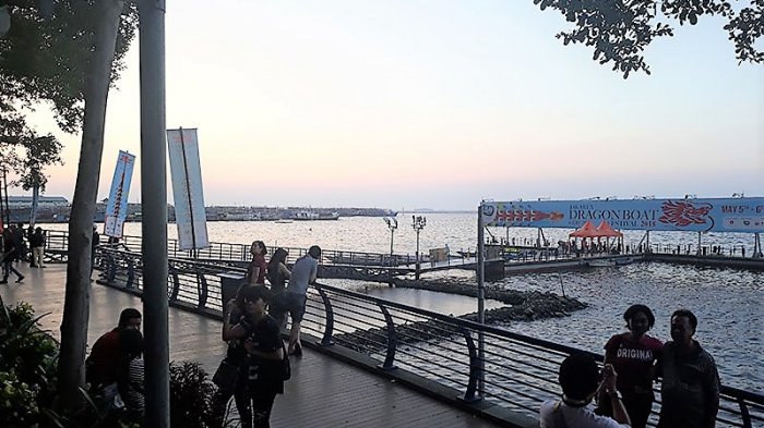 Waterfront Baywalk Mall Pluit, Tempat Nikmati Pemandangan Laut Gratis ...