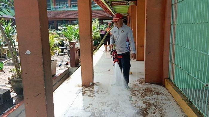 SMAN 99 Jakarta Porak-poranda Dihantam Banjir 1,5 Meter, Pembersihan ...