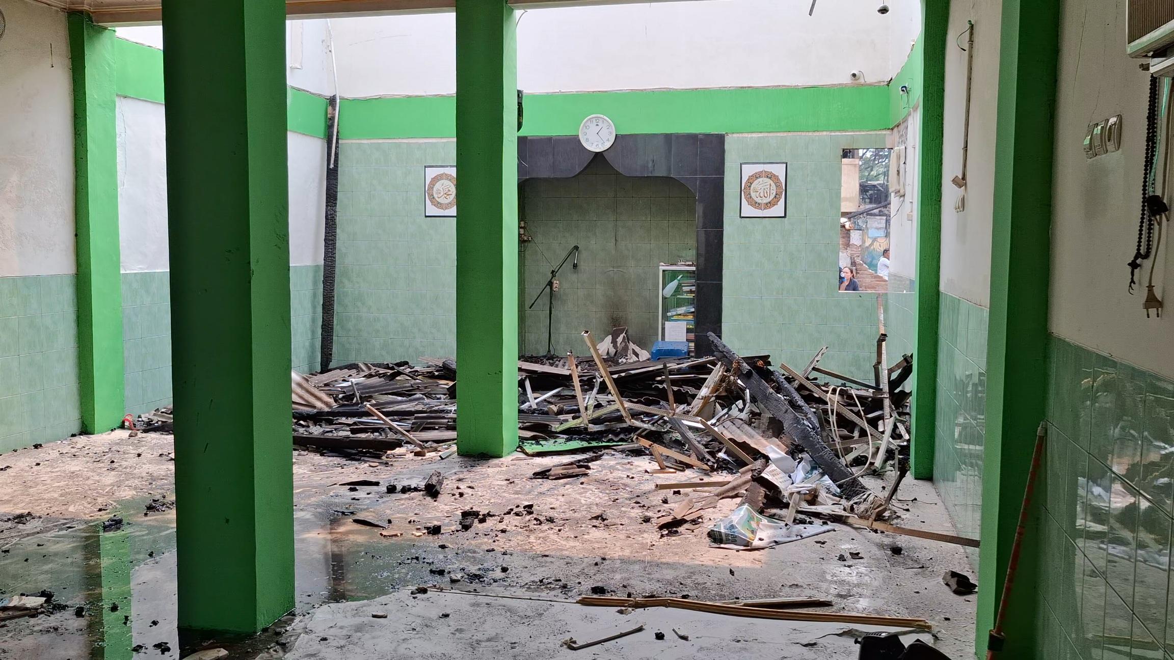 Api Kadung Meluas, 30 Alquran di Musala Al Fajri Ludes saat Kebakaran ...