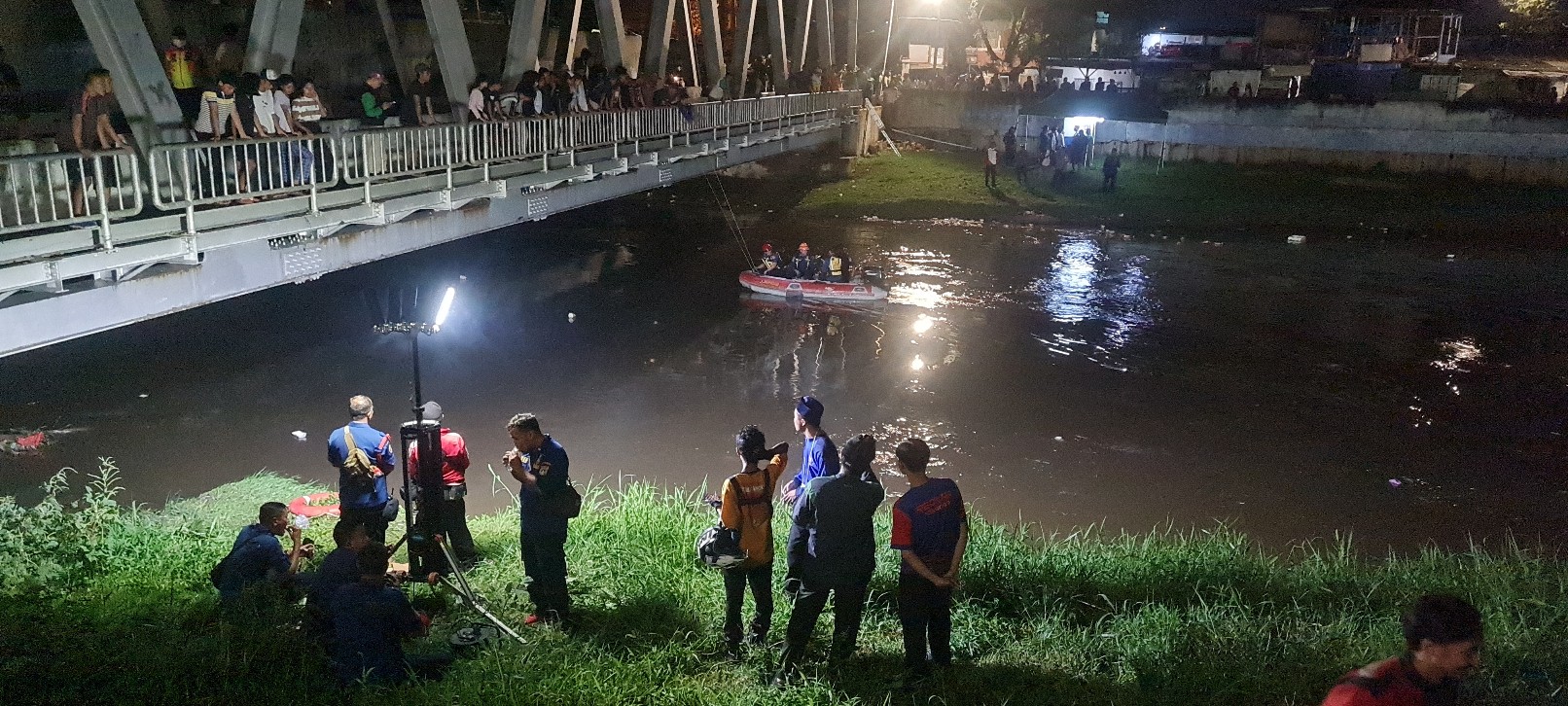 Diduga Mabuk, Petugas Kebersihan yang Buang Air Kecil di Atas Jembatan Tercebur ke Kali Grogol ...