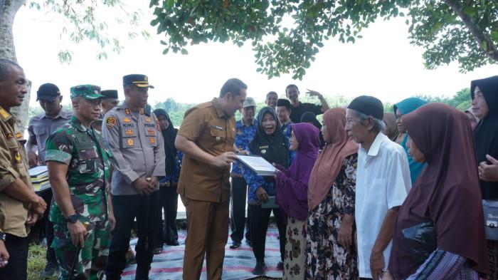 Bupati Syukur Serahkan Bantuan Keramba Ikan Apung dan Jaringan Listrik ...
