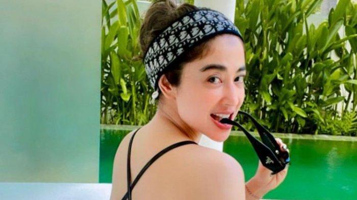 Dewi Perssik Pamer Foto Pakai Bikini saat Liburan Bareng Rully, Harga Outfitnya Seharga Motor ...