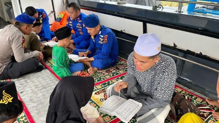 Belajar Mengaji di Kapal, Perpustakaan Terapung Ditpolairud Jambi Disambut Antusias Anak-anak ...