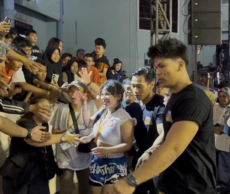 Dinar Candy vs Dinda Adu Tinju di Kota Jambi Malam Hari, Kaus Putih ...