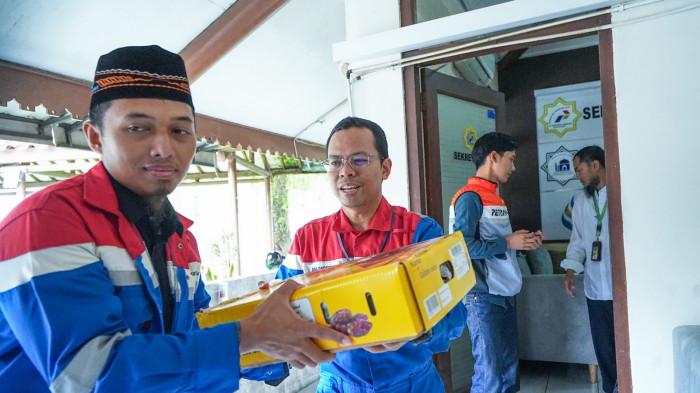 Energi Kebaikan Ramadan, Perwira Kilang Cilacap Berbagi Kurma untuk ...