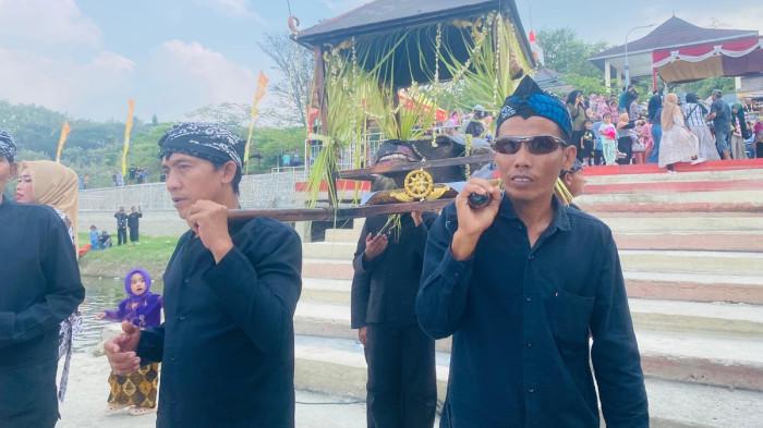 Filosofi Luhur di Balik Larung Kepala Kerbau: Menghormati Kehidupan ...