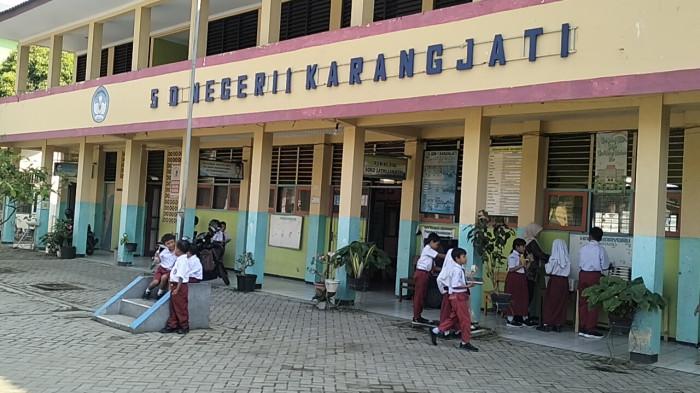 SD di Blora Ini Tampak Megah, Faktanya Siswa Belajar Ditemani Bau ...