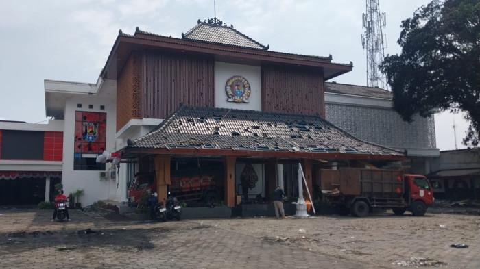 Kondisi Terkini Gedung DPRD Cilacap Rusak Berat Usai Diserbu Warga ...