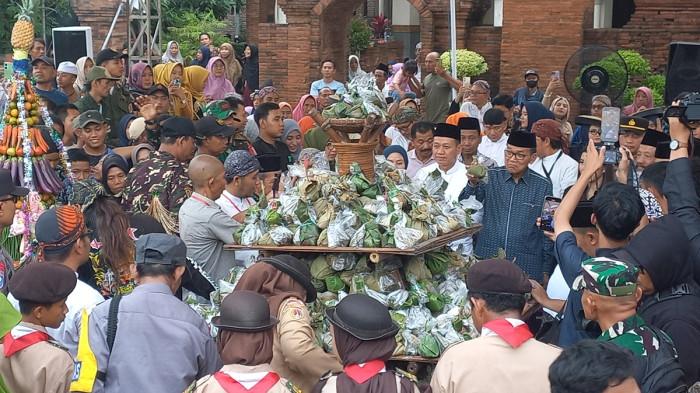 Perjuangan Siti Mutmainah: 4 Jam Menunggu Berkah Rezeki Dari Nasi Kepel ...