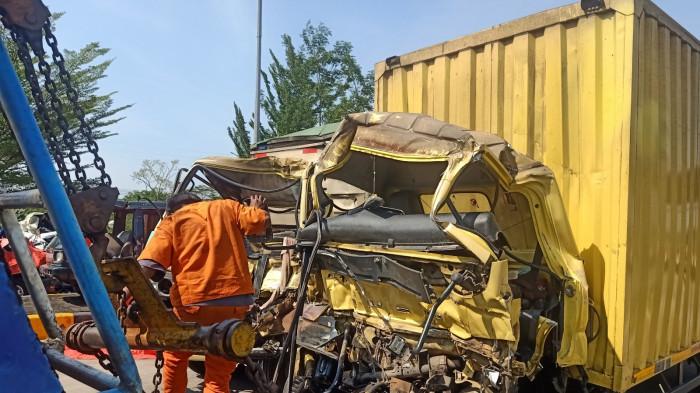 Ini Identitas 2 Korban Tewas dalam Kecelakaan Maut di Tol Pekalongan, Sopir Diduga Alami ...