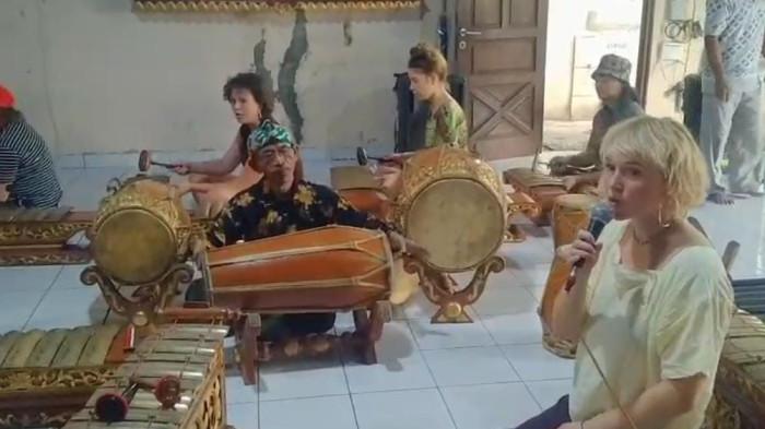 Musisi Belanda Belajar Gamelan dan Wayang Kulit di Teater Lingkar Semarang - Tribunjateng.com