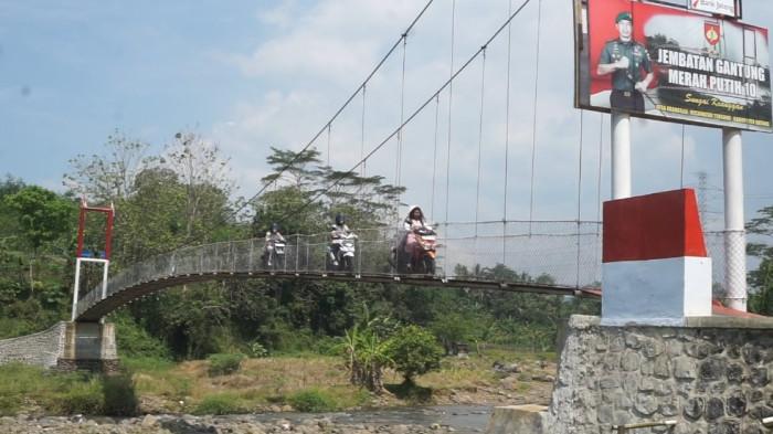 30 Tahun Dinanti Warga, Jembatan Merah Putih Kranggan Mudahkan Akses ...