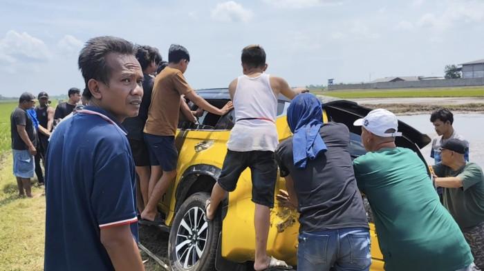 Viral Pajero Kuning Nyungsep di Sawah, Petani Pati: "Sawah Ditanduri ...