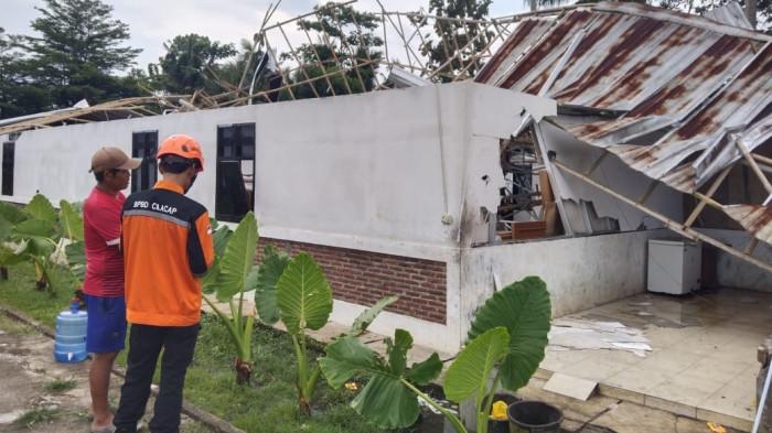 BREAKING NEWS: 3 Ruang Kelas dan Dapur Ponpes Ambruk Diterjang Angin Kencang di Cilacap ...
