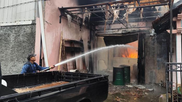 Penyebab Gudang Tiner Ludes Kebakaran di Kendal, Diduga Korsleting ...