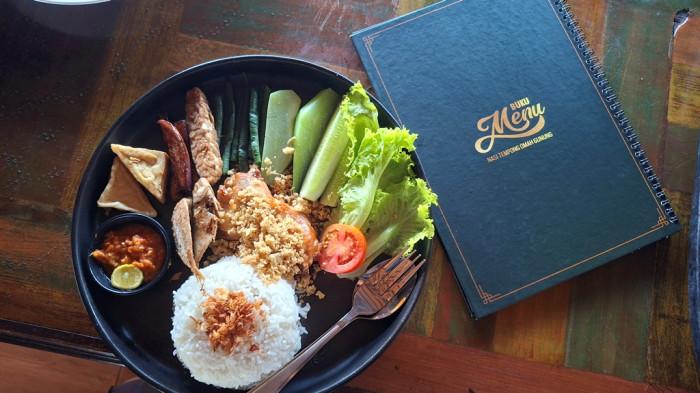 Vicky Prasetyo Jajal Nasi Tempong Omah Gunung, Makan Pedas Ditemani ...