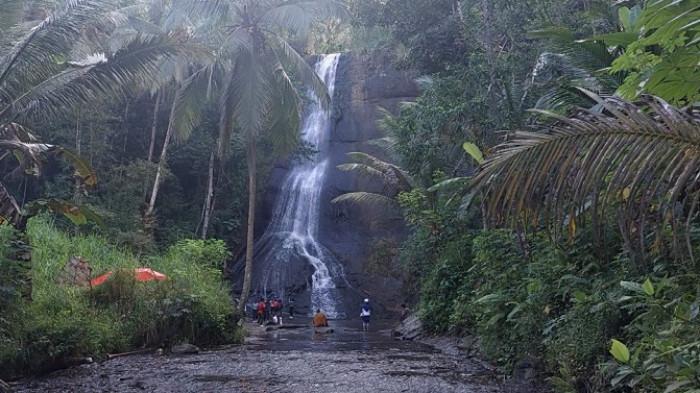 Uji Nyali Bergelantungan Turuni Tebing, Ini Keseruan Wisata ...
