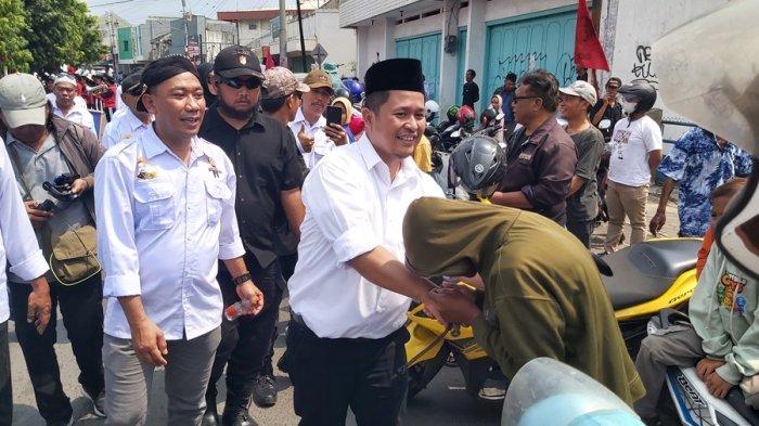 Faruq Ibnul Haqi Diiringi Barongsai Serahkan Formulir Pendaftaran Bakal ...